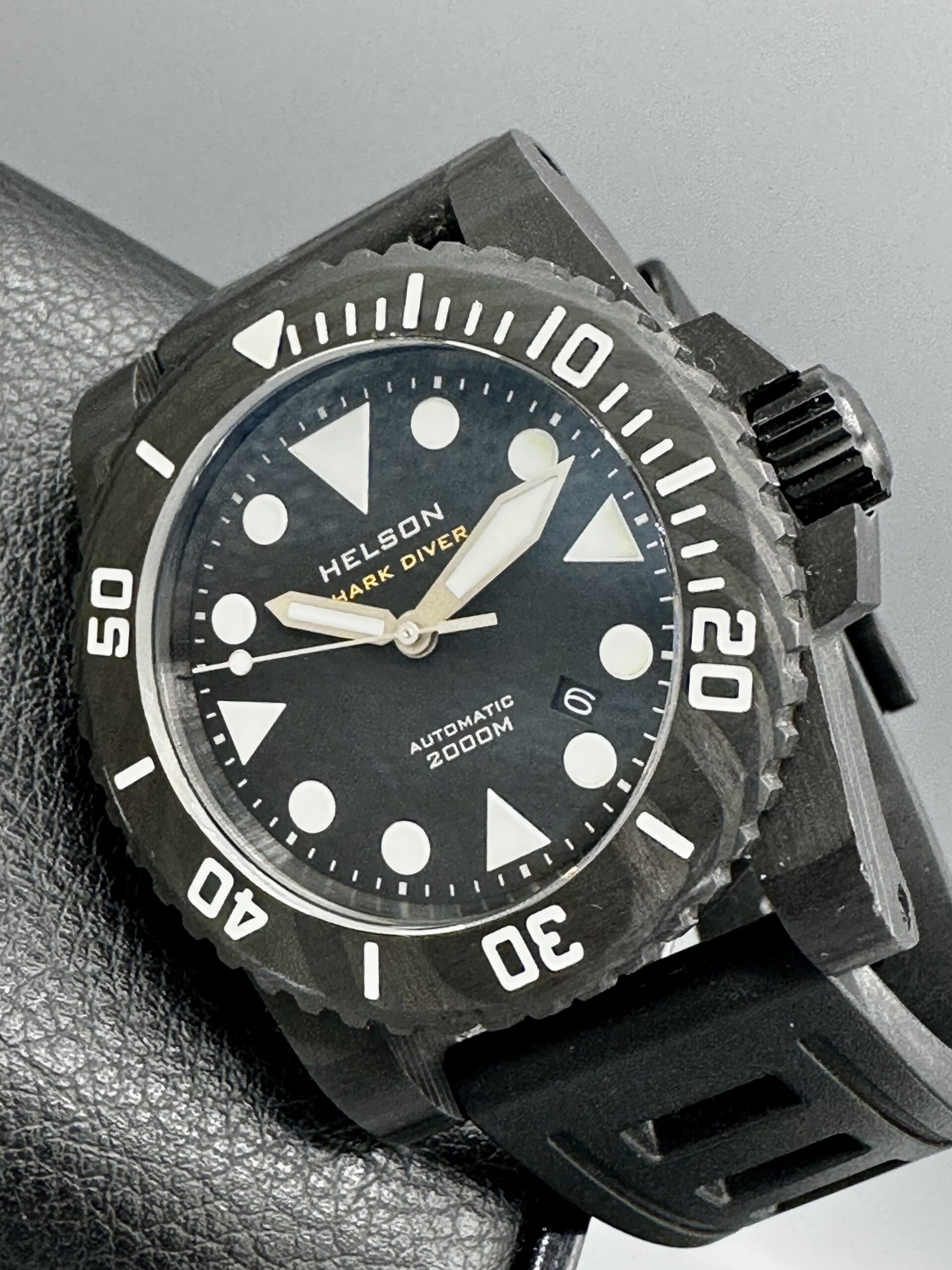 HELSON SHARK DIVER 45 FORGED CARBON 2000M DIVER AUTOMATIC 45MM CARBON ...